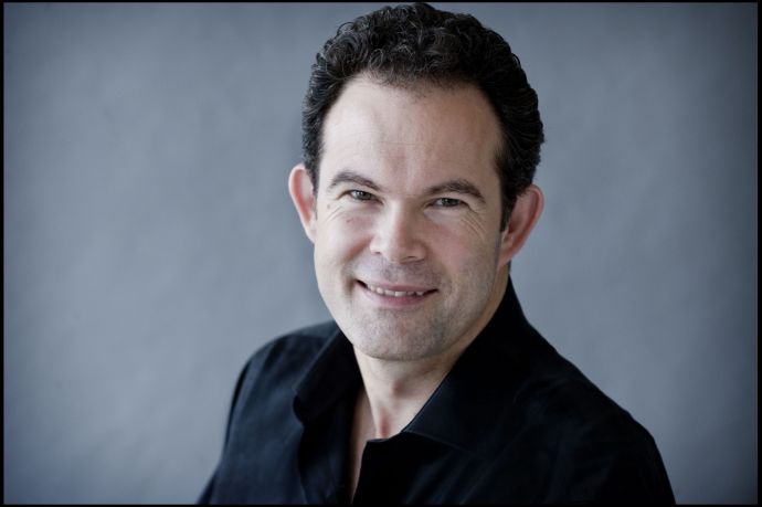 Finley geeft recital in Muziekgebouw - Place de l'Opera