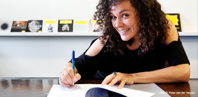 Nora Fischer tekent bij Universal Music - Place de l'Opera