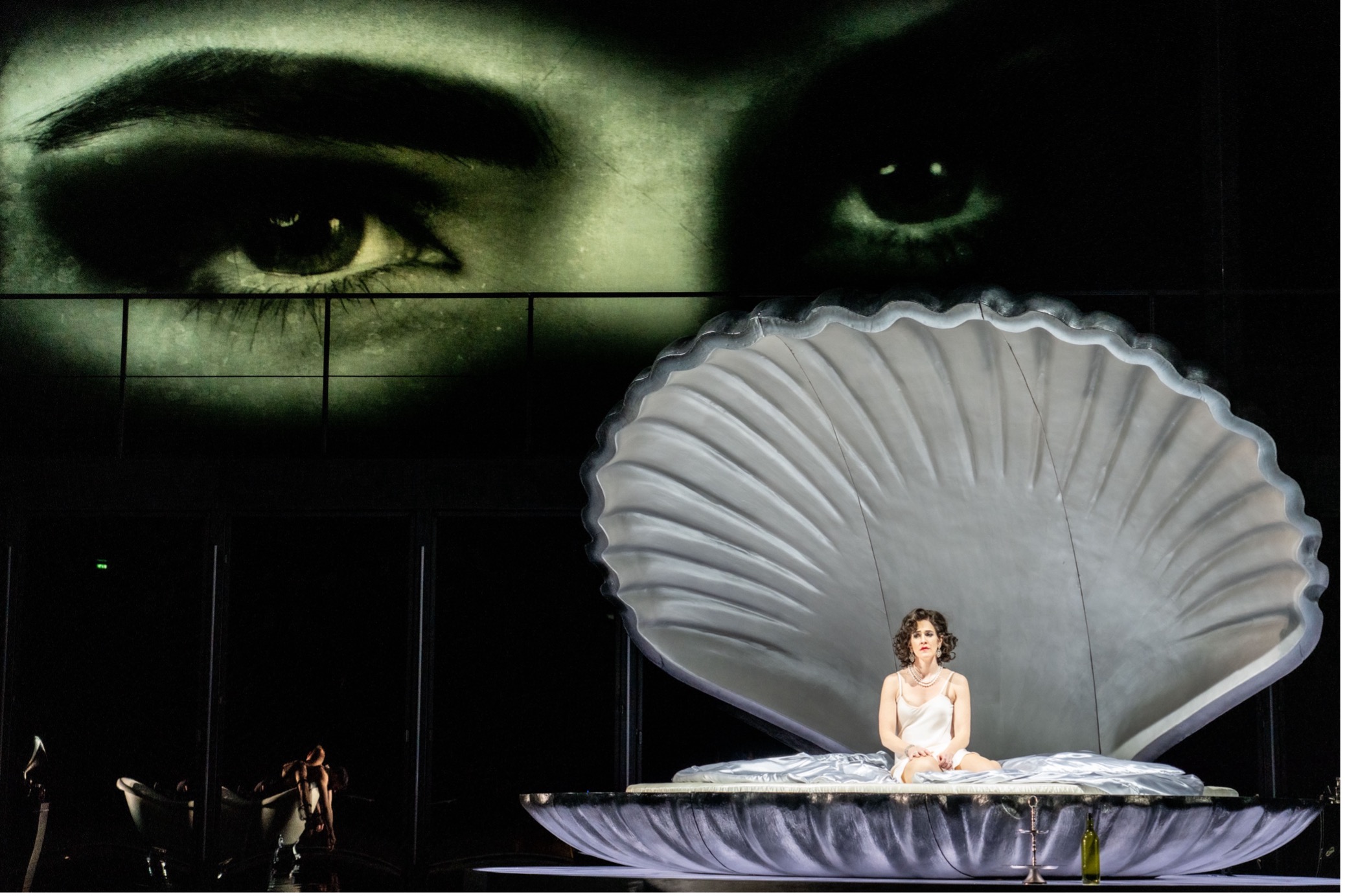 Laura Bohn zonder poeder op haar gezicht - Place de l'Opera