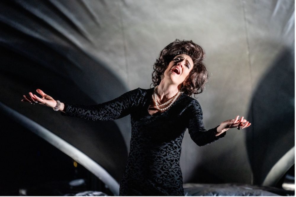 Laura Bohn zonder poeder op haar gezicht - Place de l'Opera