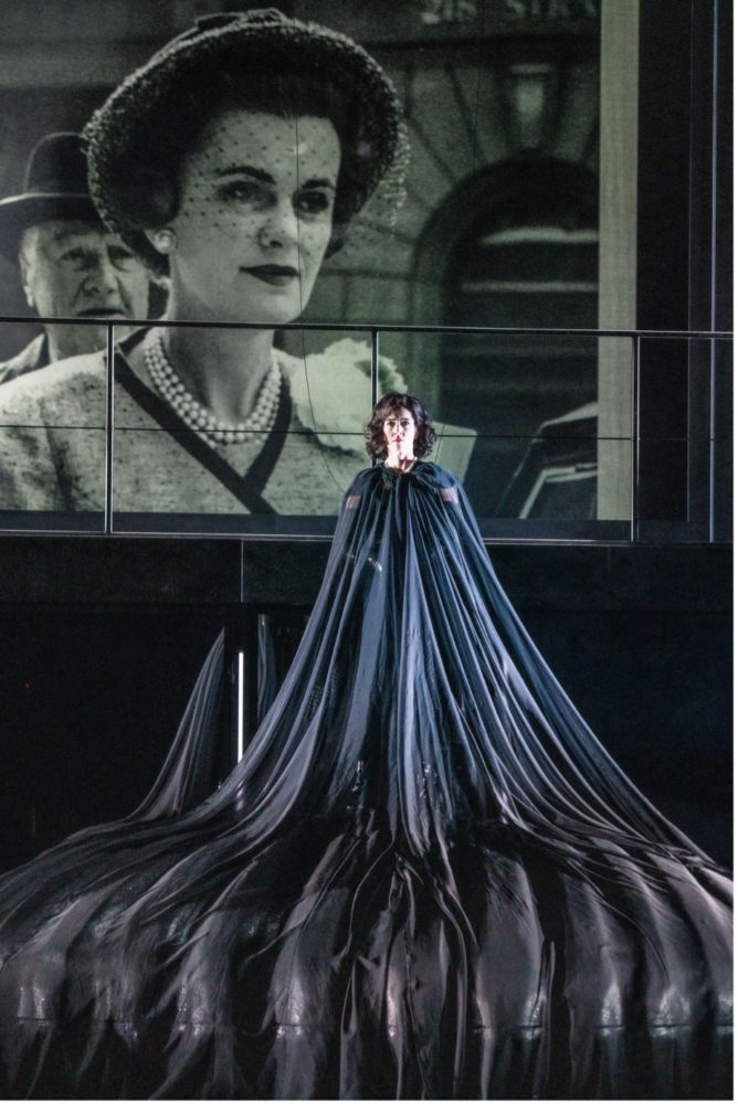 Dirty Dutchess opera show met kuise seks - Place de l'Opera